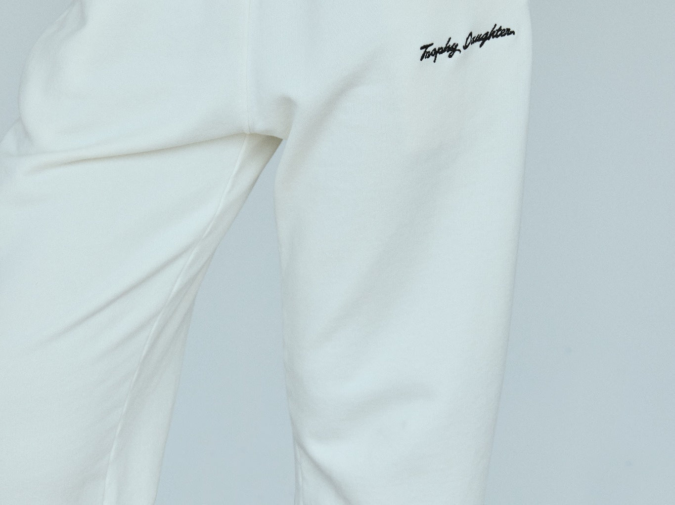 Clothes That Look Good without Logos – 7 Top Examples – trophydaughter.com